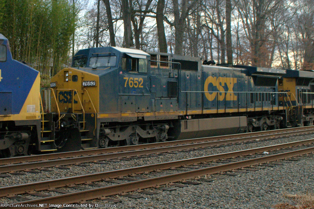 CSX C40-8W 7652 trails on Q301-30